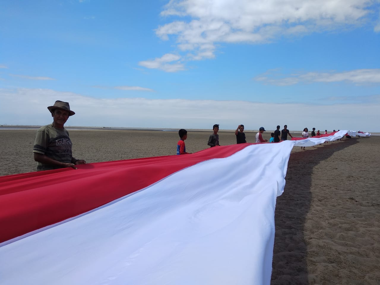 Bendera Raksasa Terbentang Indah di Pulau Lamiko-miko, Malangke Barat ...